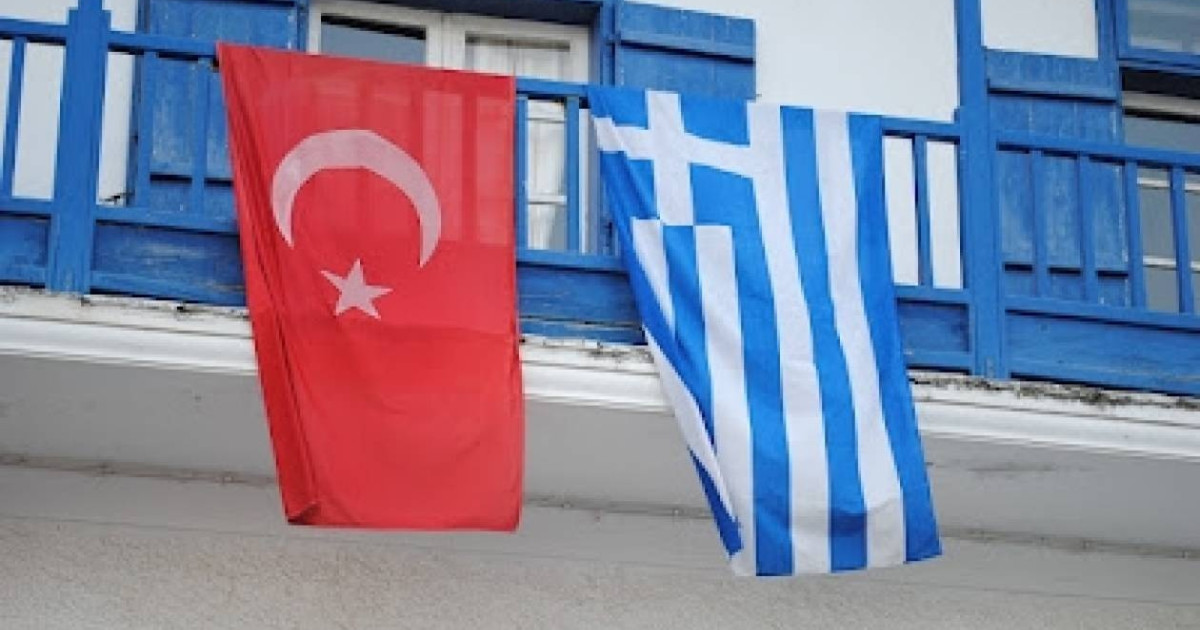 ΑΠΙΣΤΕΥΤΟ:Έβαλαν την τούρκικη σημαία δίπλα στην Ελληνική στο δημαρχείο ...