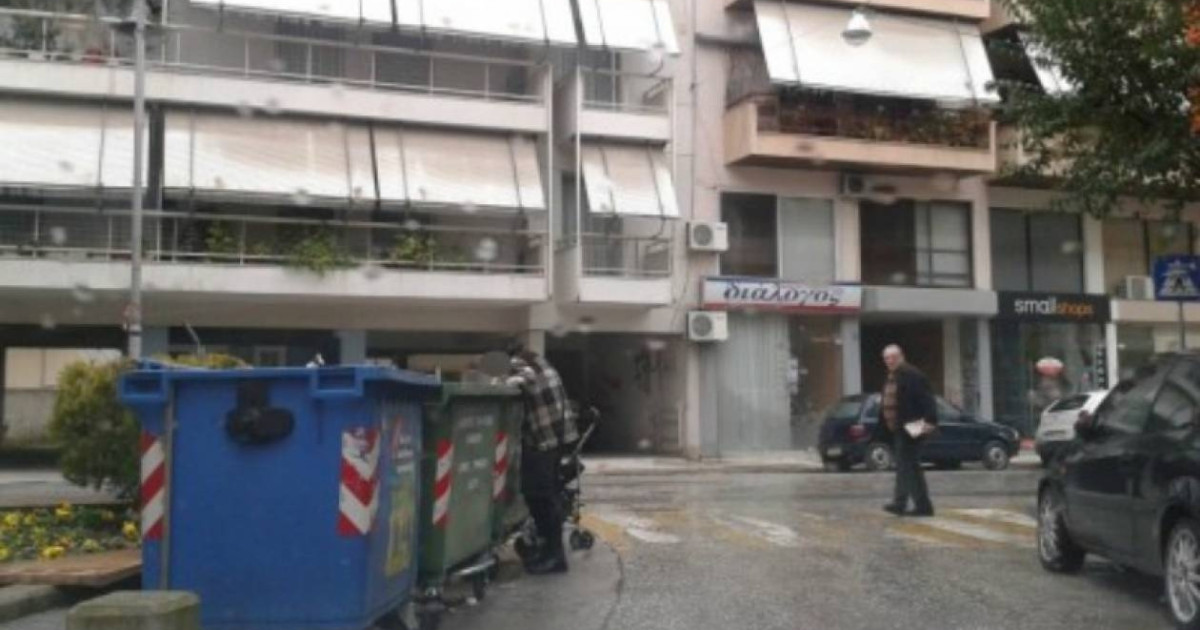 ΣΟΚ στα Τρίκαλα: Άνεργη ψάχνει στα σκουπίδια για λίγο ψωμί - Newsbomb