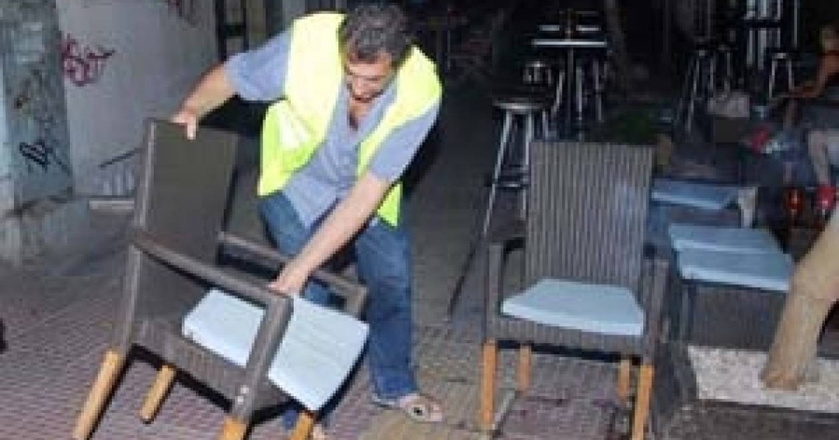 «Ξηλώνουν» τα παράνομα τραπεζοκαθίσματα στο Γκάζι - Newsbomb