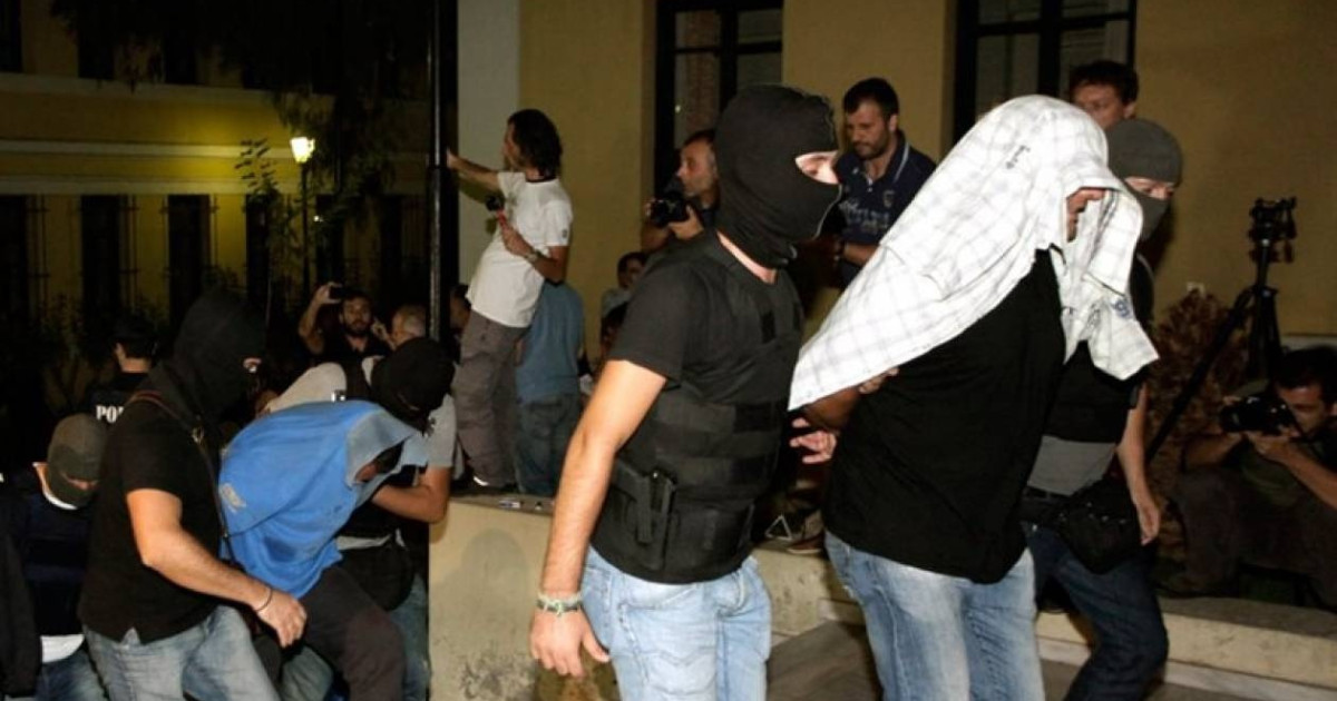 Χρυσαυγίτης έκλαιγε με αναφιλητά στη ΓΑΔΑ και ρωτούσε... - Newsbomb