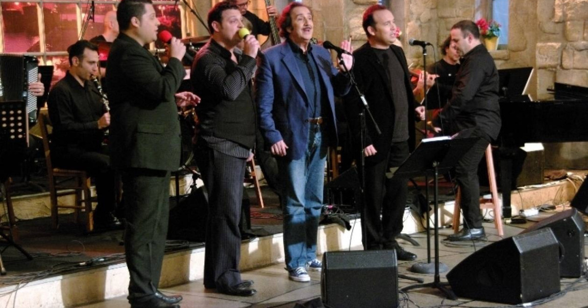 Με ελαφρό τραγούδι «Στην υγειά μας ρε παιδιά» - Newsbomb