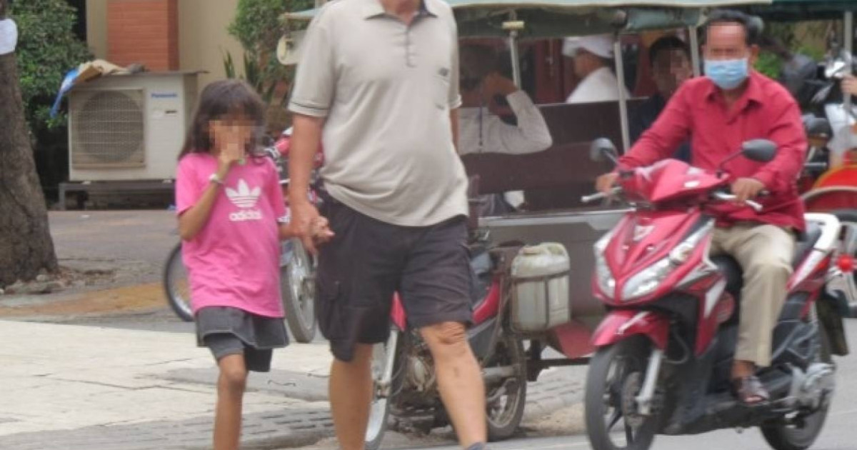 Σοκ Παιδεραστής απεικονίζεται να περπατά με ανήλικα κορίτσια εικόνες Newsbomb