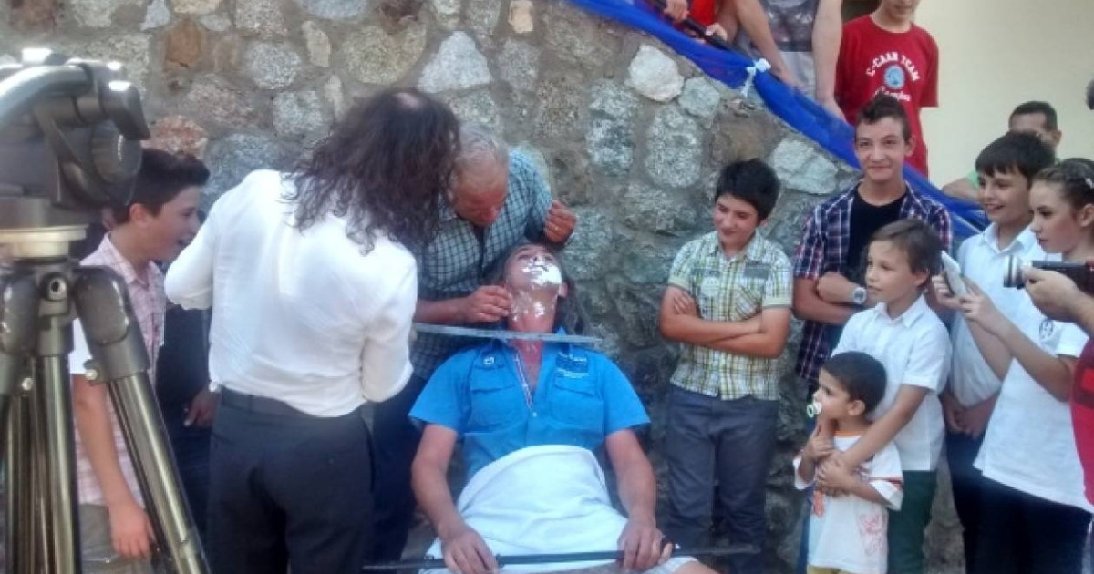 Ξύρισμα γαμπρού με πριόνι και μπαλτά! (vid) - Newsbomb