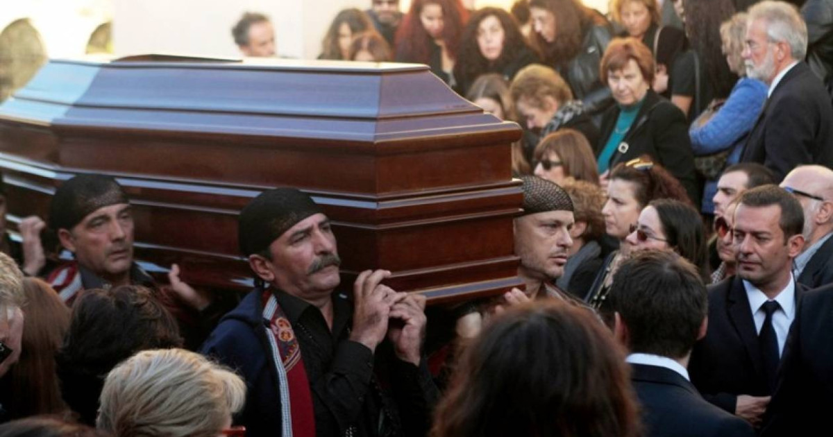 Συγγενείς και φίλοι αποχαιρέτησαν με μαντινάδες τον Γιώργο Ξυλούρη ...