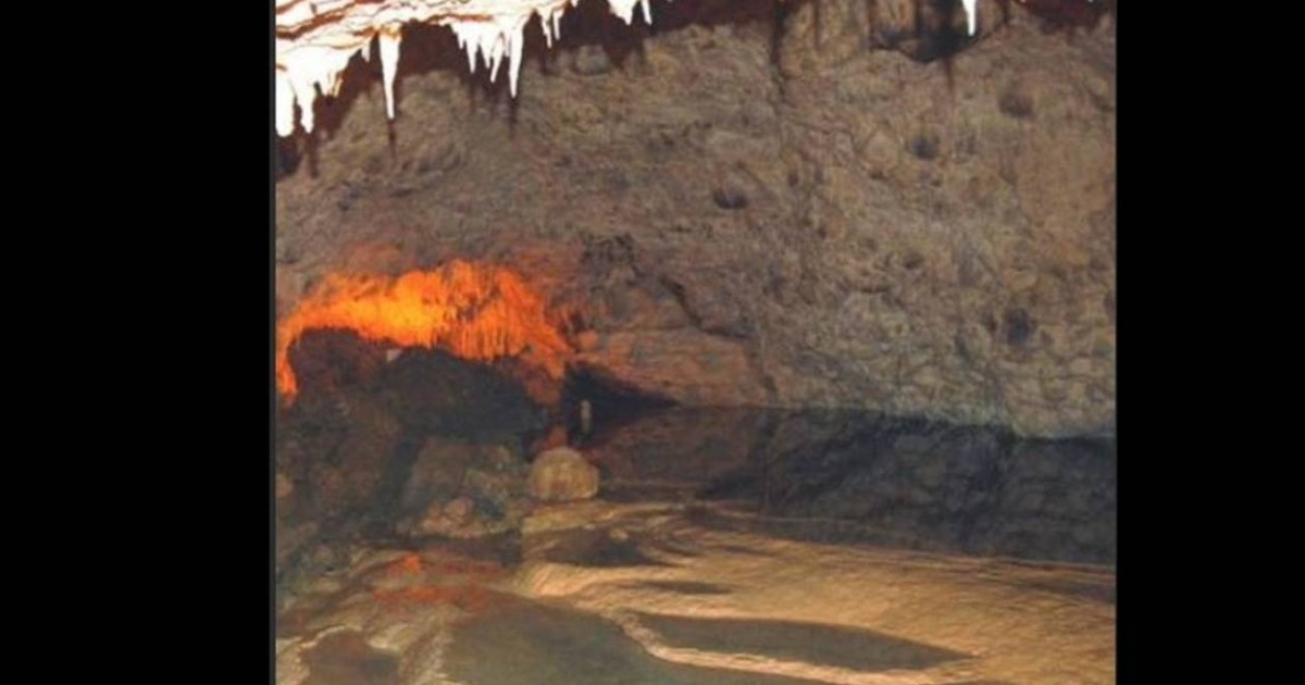 Το σπήλαιο της Ανεμότρυπας έχει καταρράκτη και ποτάμι στο εσωτερικό του ...