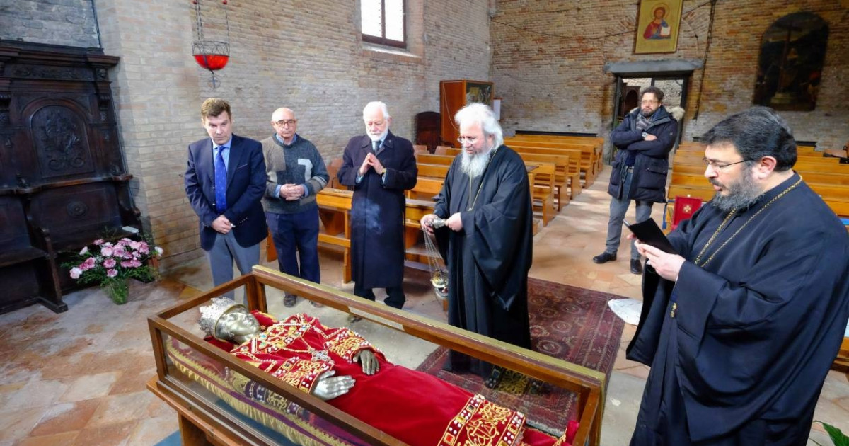 Η Εκκλησία της Ελλάδος «ντύνει» το σκήνωμα της Αγίας Ελένης - Δείτε το ...