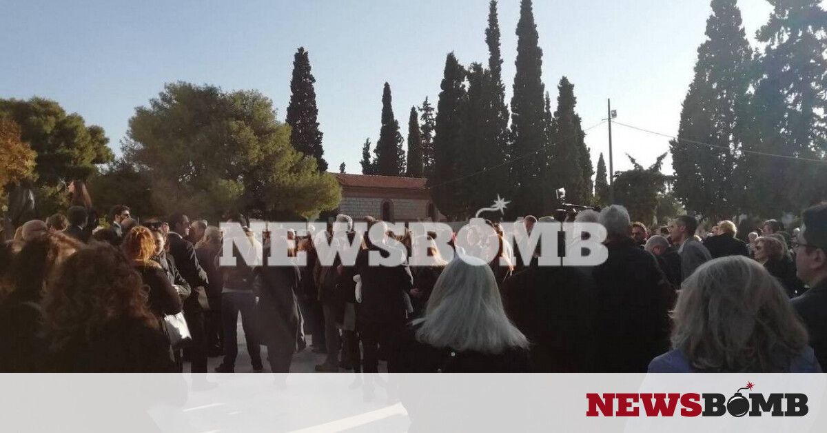 Κηδεία Κικής Δημουλά: Θρήνος στο τελευταίο «αντίο» για την σπουδαία ...