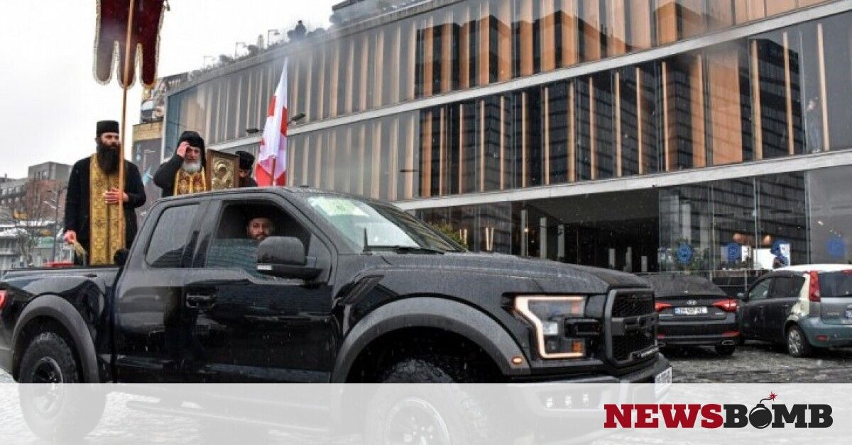 Πάσχα 2020 - Το είδαμε κι αυτό: Επιτάφιος με Ντάτσουν! - Newsbomb