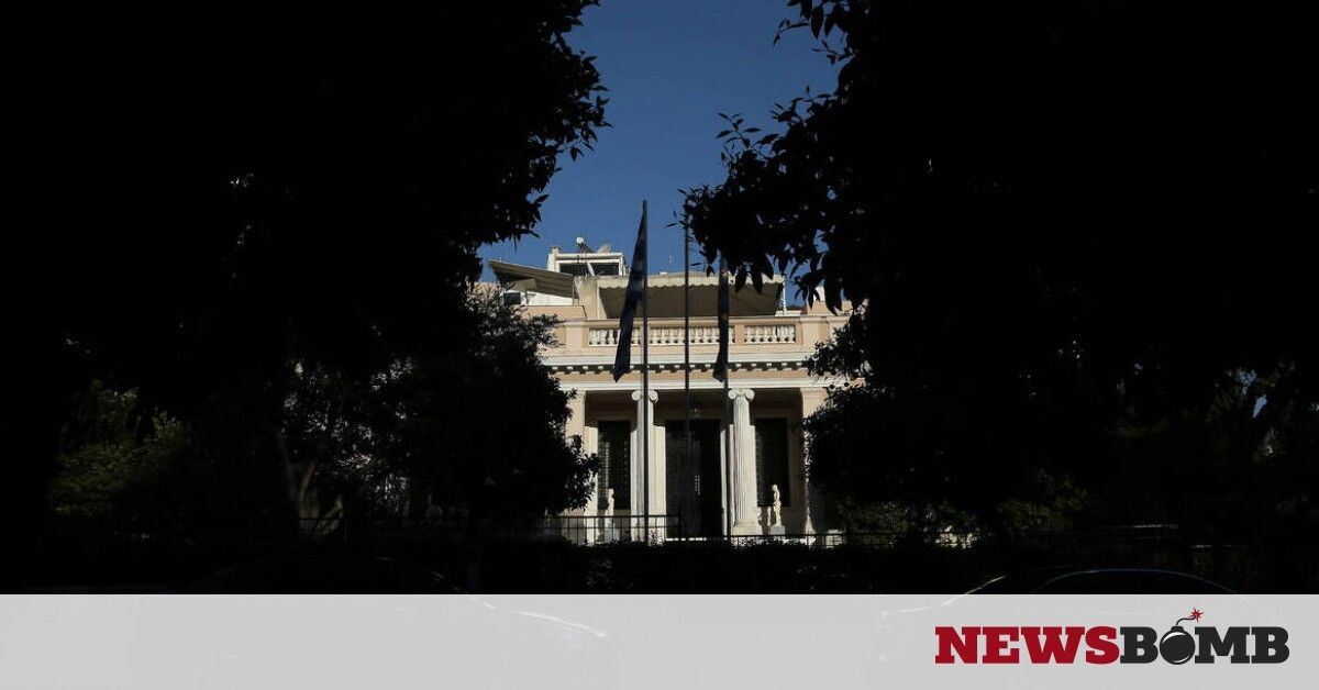 Παρέμβαση του Ρουβίκωνα με τρικάκια έξω από το Μαξίμου - Newsbomb