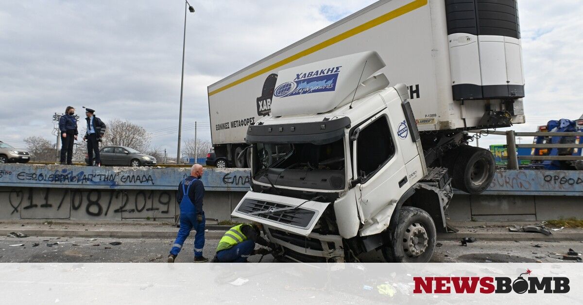 Σοκαριστικές εικόνες από το τροχαίο στον Κηφισό: Νταλίκα δίπλωσε και ...