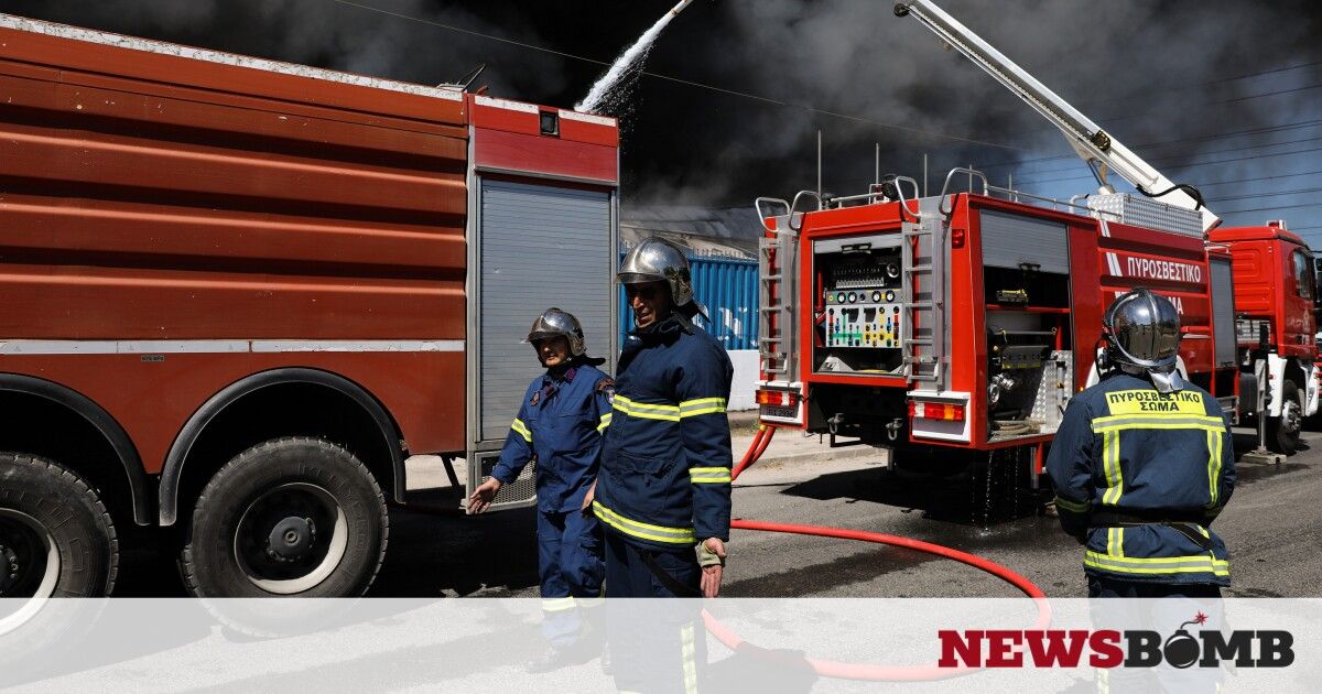 Αχαρνές: Συνεχίζεται η μάχη για την κατάσβεση της φωτιάς στο εργοστάσιο ...
