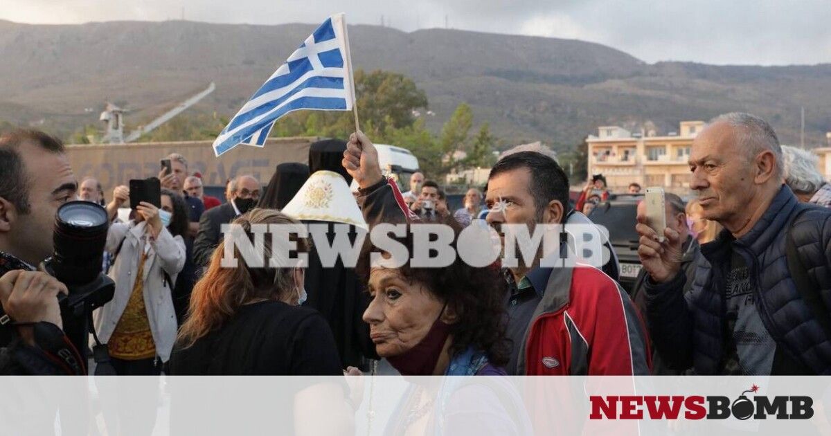 Μίκης Θεοδωράκης: Συγκίνηση και «αθάνατος» στην άφιξη στα Χανιά ...