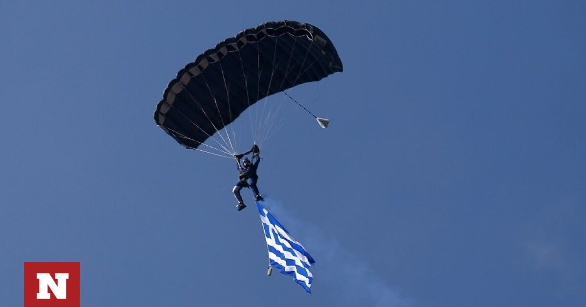 28η Οκτωβρίου: Η εντυπωσιακή ελεύθερη πτώση των αλεξιπτωτιστών με την ...