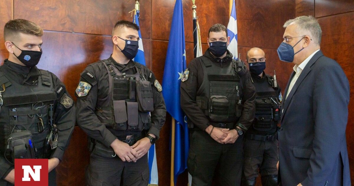 Ο διάλογος Θεοδωρικάκου με τους αστυνομικούς που δώρισαν χρήματα σε ...