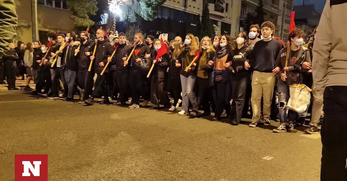 Ολοκληρώθηκε η πορεία για την 48η επέτειο του Πολυτεχνείου - Άνοιξαν οι ...