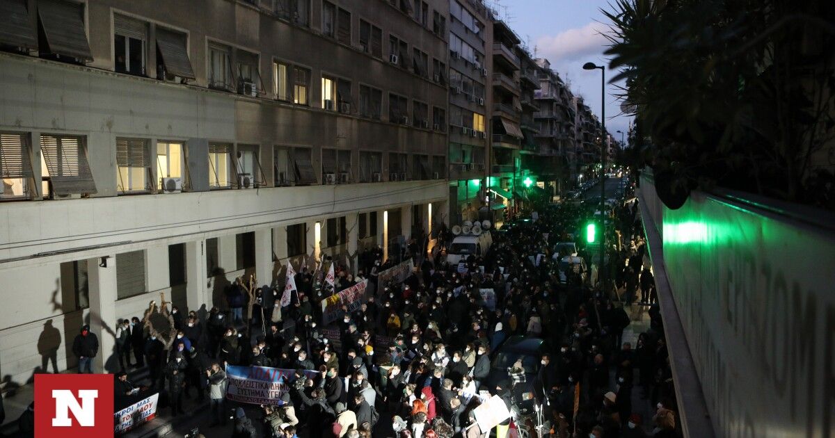 Συγκέντρωση διαμαρτυρίας υγειονομικών και συνδικάτων έξω από το ...