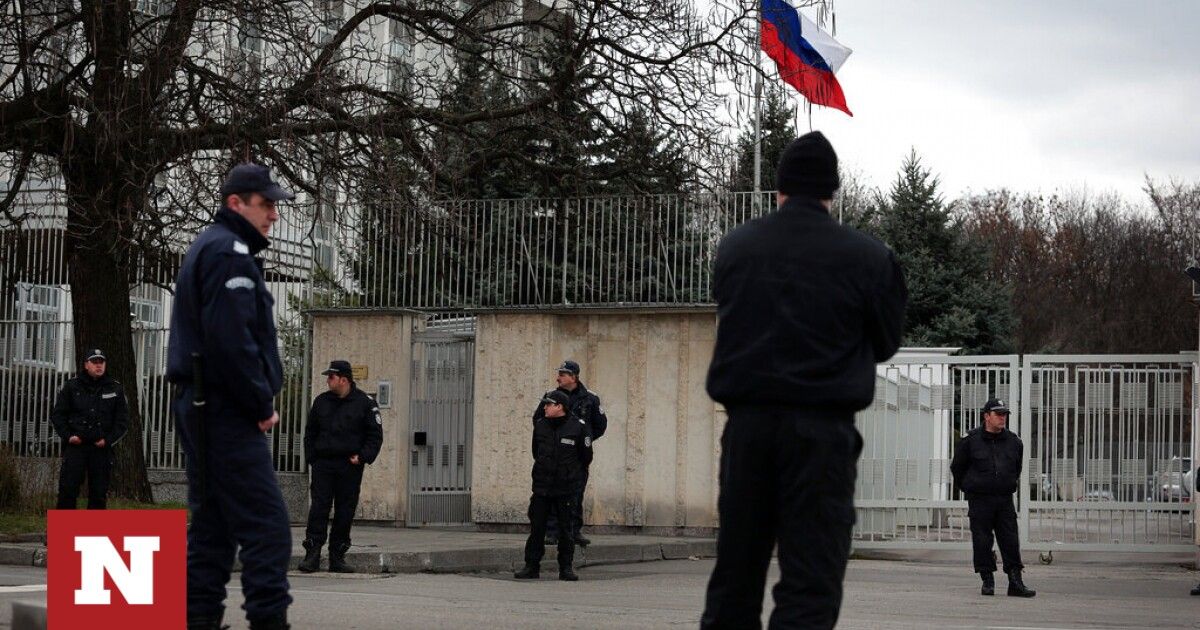 Πόλεμος στην Ουκρανία: Εκνευρισμός στη Ρωσία για την απέλαση διπλωματών ...