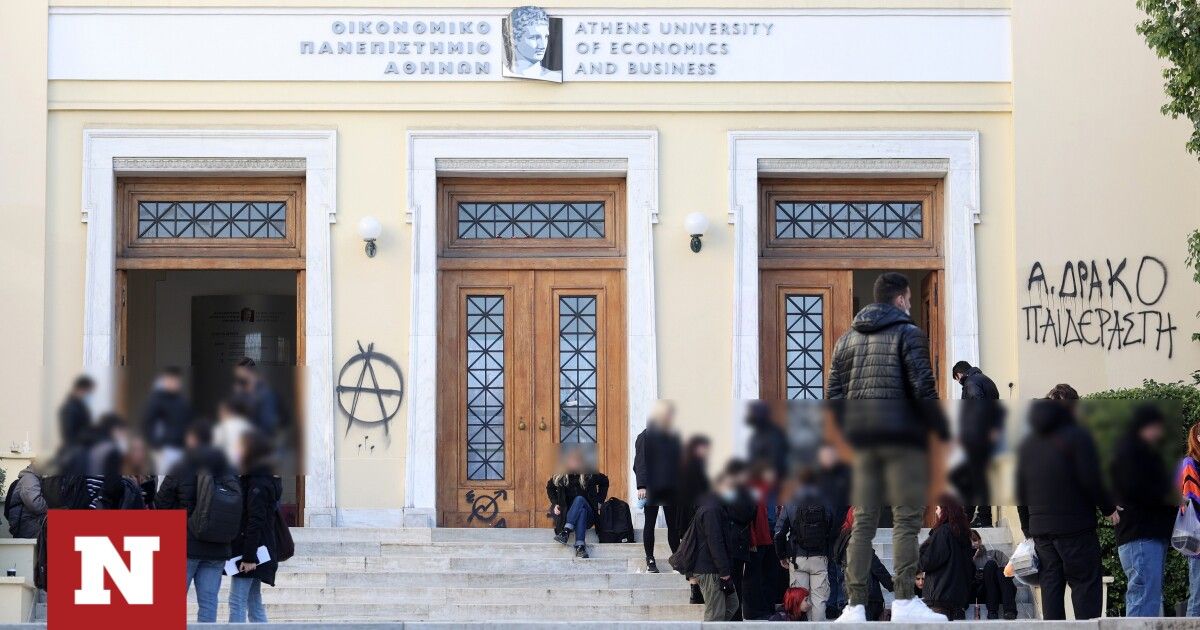 Επίθεση με καδρόνια σε περιπολικό της ΕΛ.ΑΣ. έξω από την ΑΣΟΕΕ - Newsbomb