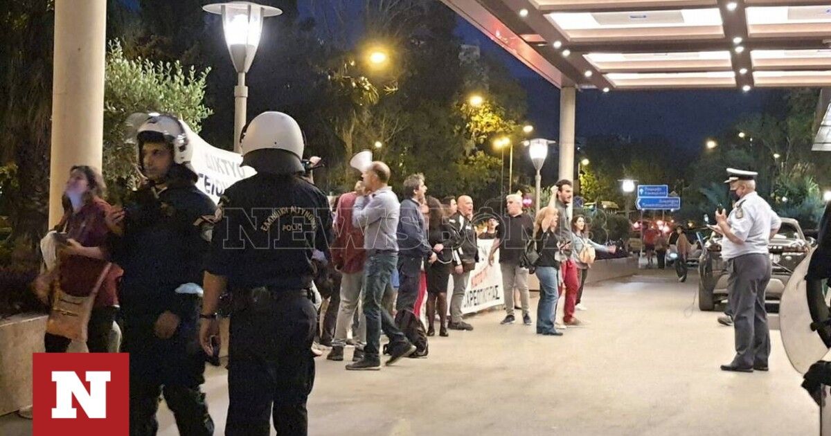 Συγκέντρωση υγειονομικών έξω από το ξενοδοχείο Κάραβελ - Newsbomb