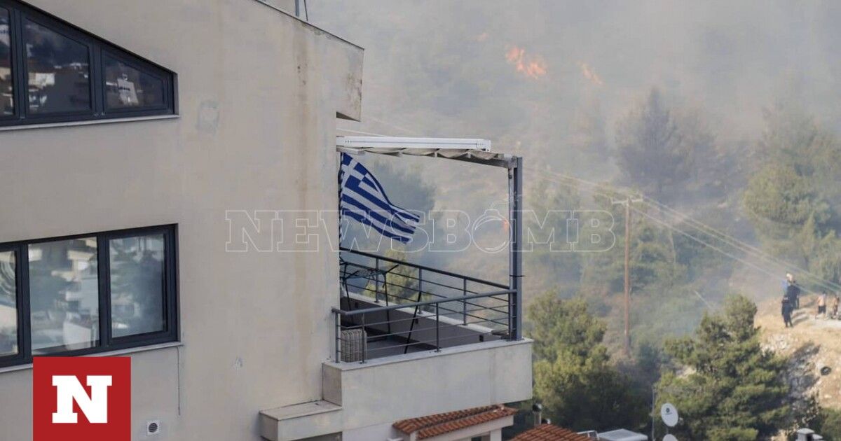 Φωτιά στη Βούλα: Διακοπές ρεύματος και ισχυρές εκρήξεις στην περιοχή ...