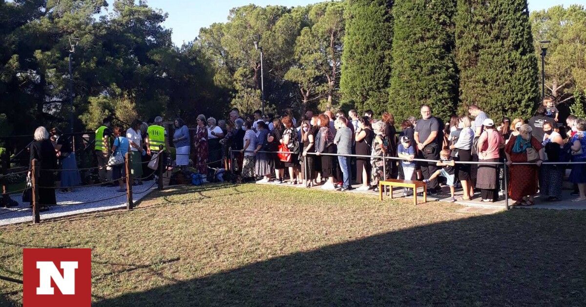 Άγιος Παΐσιος: Πλήθος κόσμου για προσκύνημα στον τάφο του (pics+vid ...
