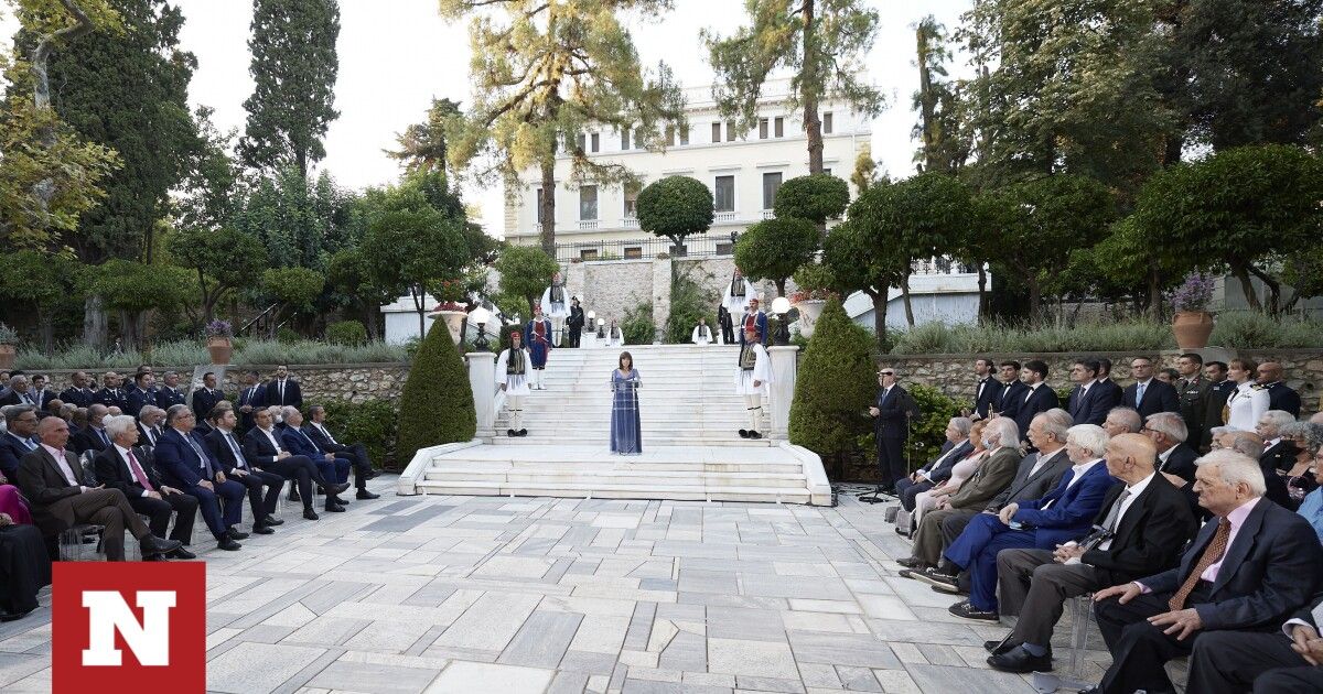 Η ξυπόλητη Δημοκρατία και το dress code της Προεδρίας - Newsbomb