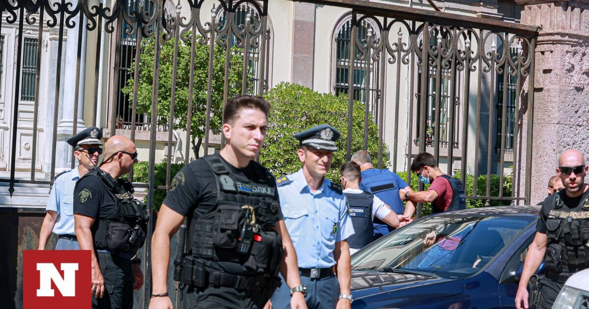 Μυτιλήνη: Προφυλακίστηκε ο 53χρονος αστυνομικός που βίασε τη 14χρονη ...