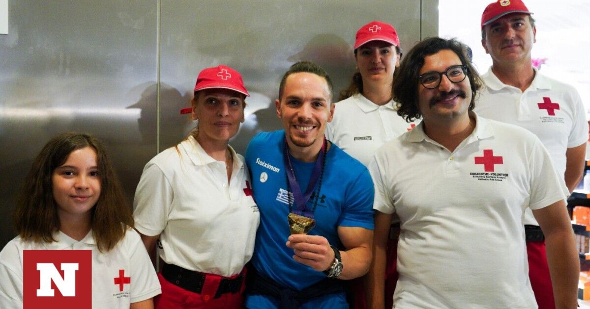 Οι εθελοντές του Ελληνικού Ερυθρού Σταυρού τίμησαν τον «χρυσό» Λευτέρη ...