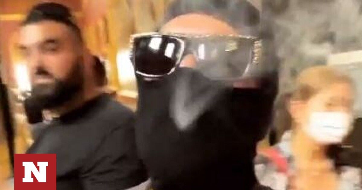 Snik: Καπνίζει με full face μέσα στο μουσείο του Λούβρου – Το βίντεο story στο Instagram - Newsbomb