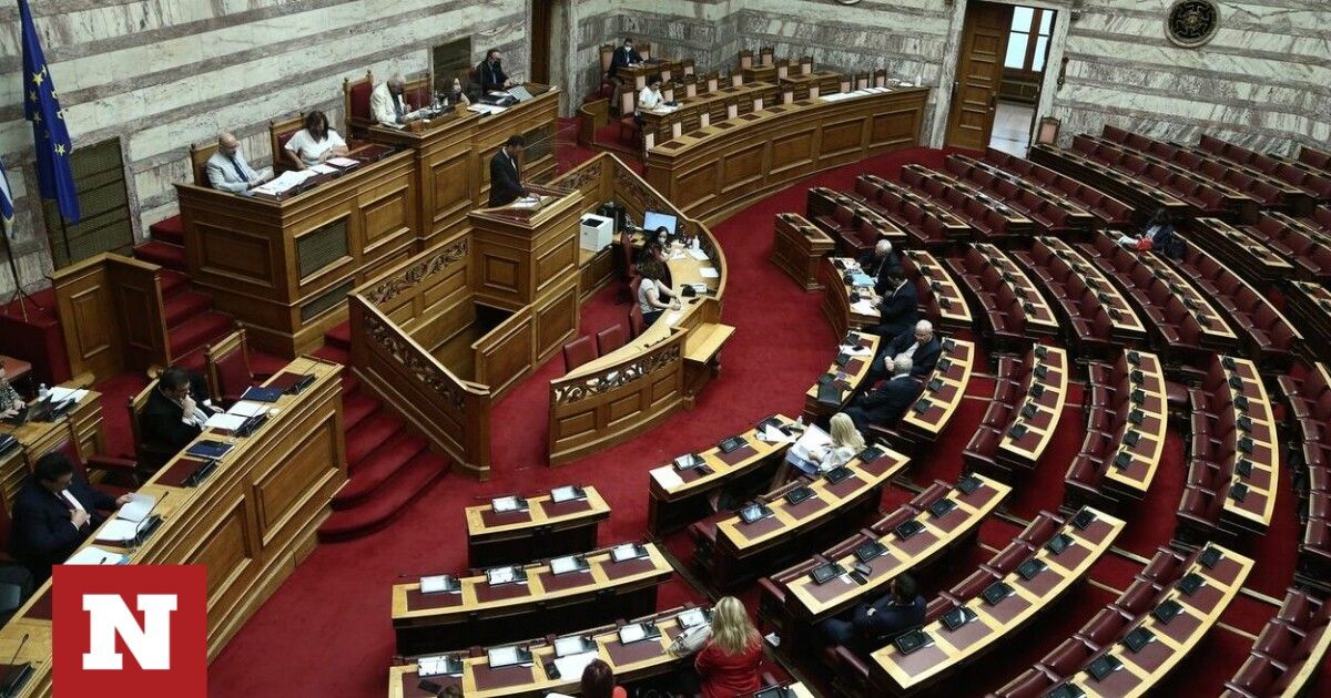 Απίστευτο και όμως ελληνικό: Βουλευτές έβγαζαν σέλφι και story μέσα στη ...