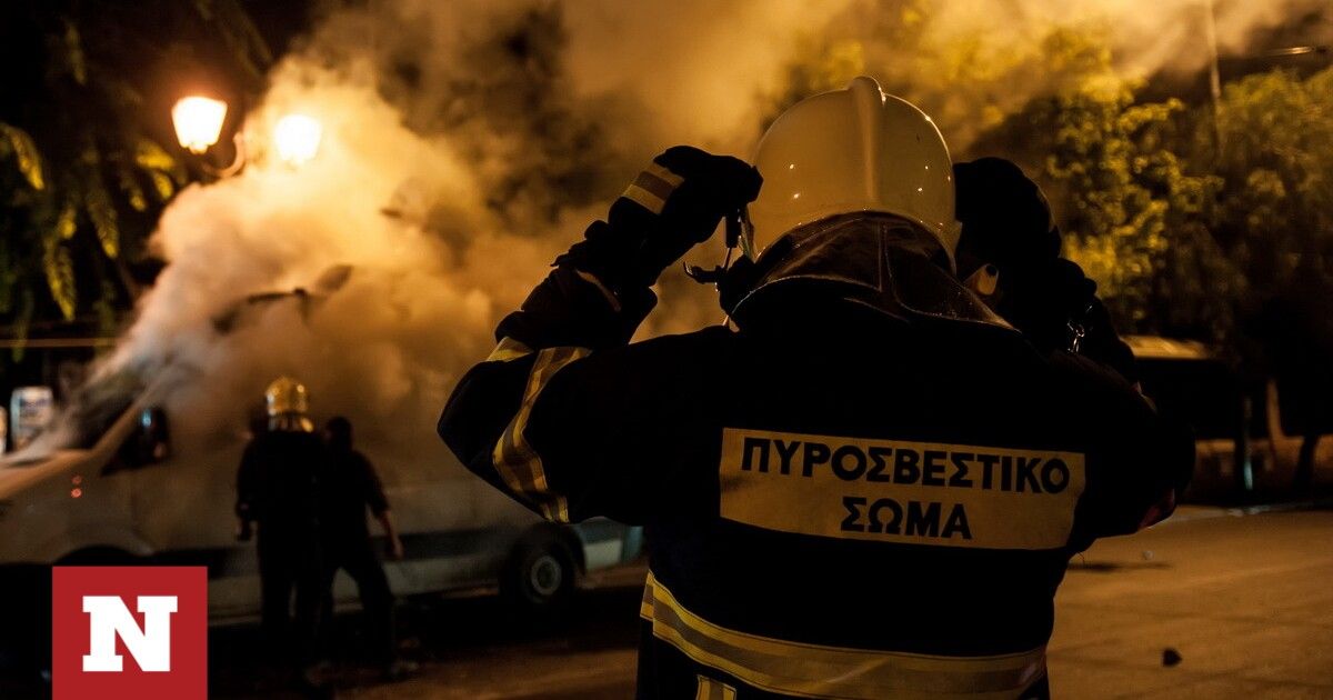 Επιθέσεις σε ΜΑΤ και φωτιές σε αυτοκίνητα σε Εξάρχεια και Αργυρούπολη ...