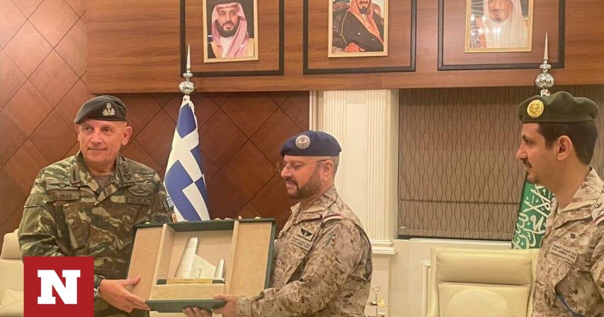 Ο Αρχηγός ΓΕΕΘΑ στην ελληνική πυροβολαρχία Patriot στη Σαουδ. Αραβία ...