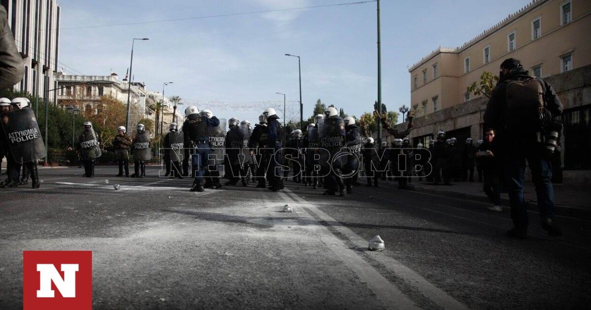 Ένταση έξω από τη Βουλή σε πορεία εκπαιδευτικών - Newsbomb