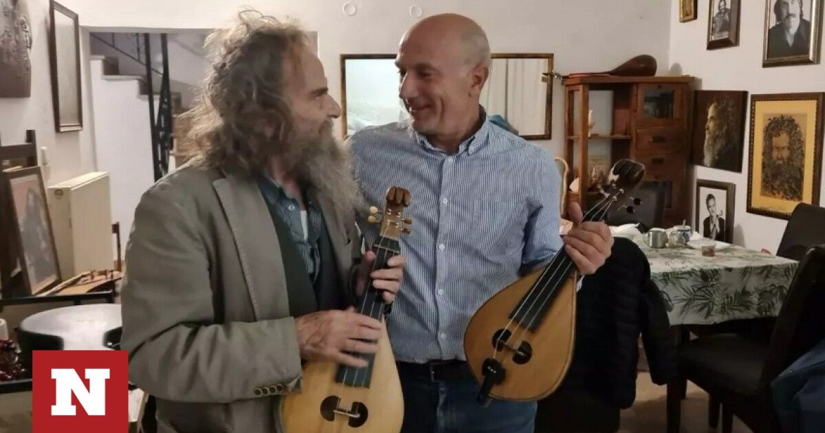 Τρελάθηκε ο Ψαραντώνης από τη χαρά του όταν του έκαναν δώρο δυο λύρες ...