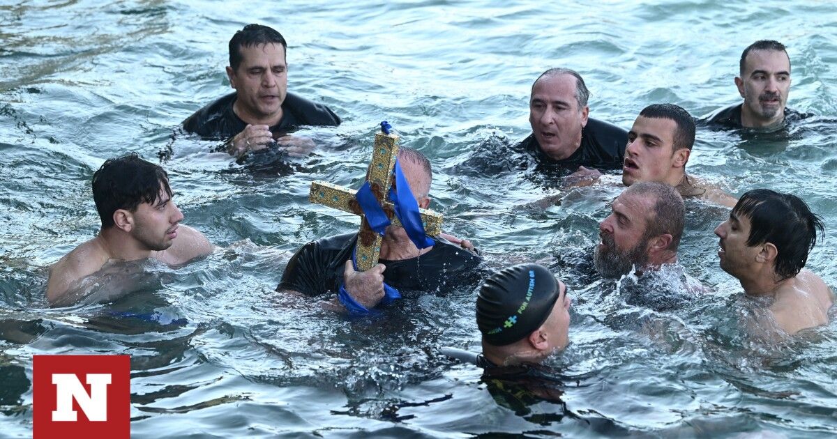 Θεοφάνεια: Ο Αγιασμός των Υδάτων σε όλη τη χώρα - Εντυπωσιακές εικόνες ...