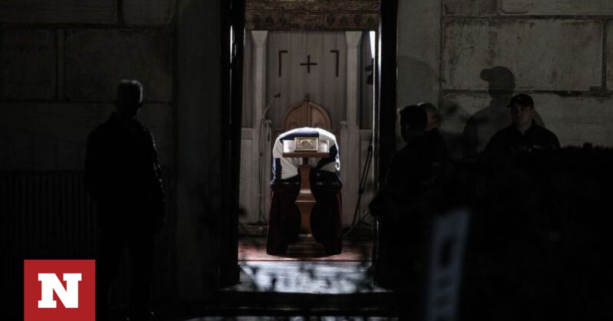 Κηδεία Κωνσταντίνου: Με την ελληνική σημαία στο φέρετρο - Σε εξέλιξη το ...