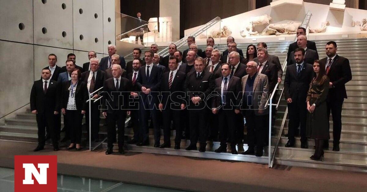Σύνοδος Β40: Η ξενάγηση των 69 Δημάρχων στο Μουσείο της Ακρόπολης ...