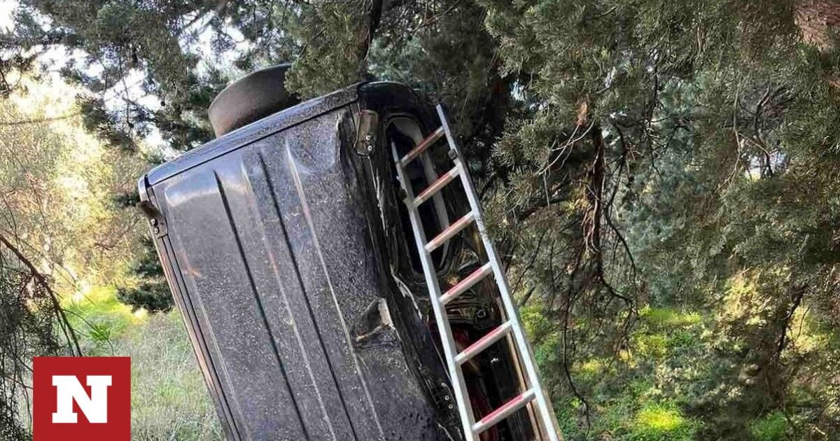 Απίστευτο τροχαίο στα Χανιά: Αυτοκίνητο «κρεμάστηκε» σε δέντρο - Newsbomb