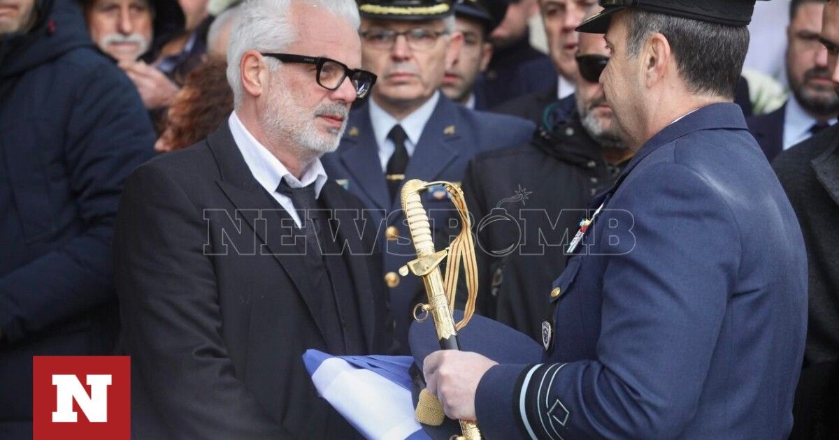 Κηδεία υποσμηναγού Μάριου - Μιχαήλ Τουρούτσικα: Ξίφος και σημαία ...