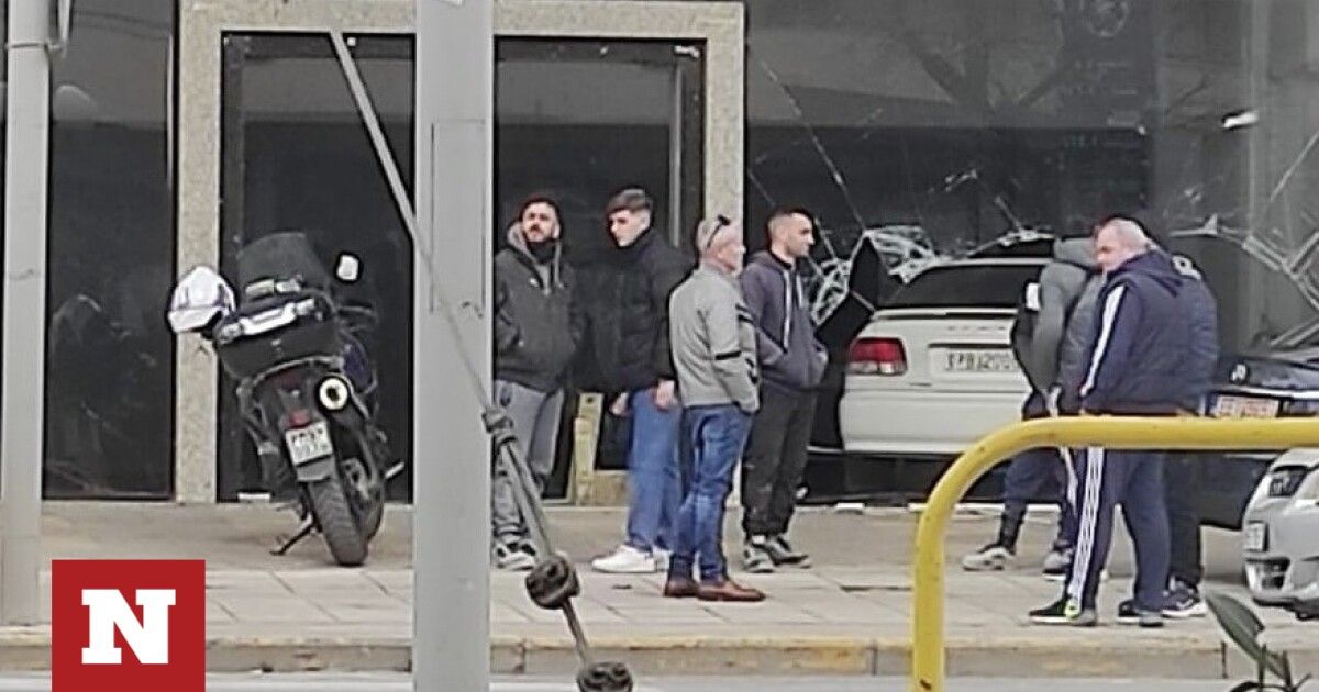 Τροχαίο στη Θεσσαλονίκη: Αυτοκίνητο καρφώθηκε σε τζαμαρία - Newsbomb