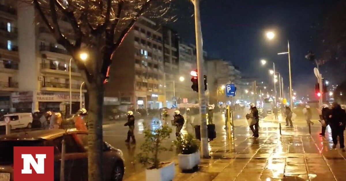 Σύγκρουση τρένων στα Τέμπη: Επεισόδια και πετροπόλεμος στον σταθμό ...