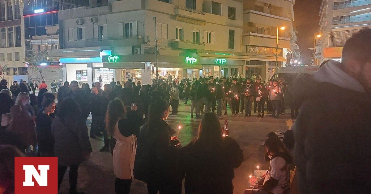 Τέμπη: Σιωπηρή διαμαρτυρία στο Ηράκλειο για τα θύματα του φονικού ...