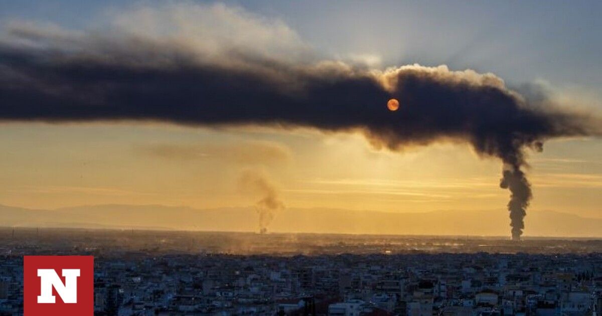 Απόκοσμες εικόνες στη Θεσσαλονίκη: Κρύφτηκε ο ήλιος από μαύρο καπνό ...