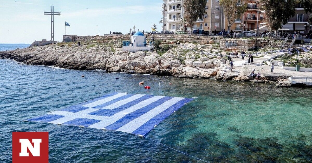 25η Μαρτίου - Πειραιάς: Στη θάλασσα η ελληνική σημαία για την επέτειο ...