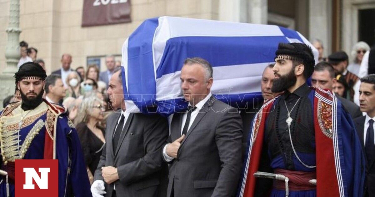 Κηδεία Γιάννη Μαρκόπουλου: Συγκλονιστικές στιγμές με τη σύζυγό του ...
