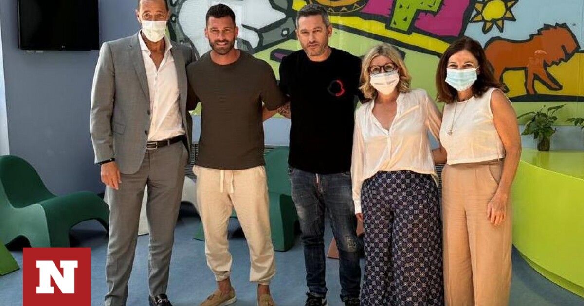Ο Στάθης Σχίζας μοίρασε δώρα στα παιδιά που νοσηλεύονται στην ...
