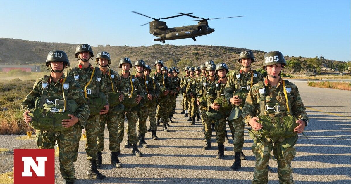 ΓΕΣ: Απονομή πτυχίων και διακριτικών πτερύγων αλεξιπτωτιστή στατικού ...