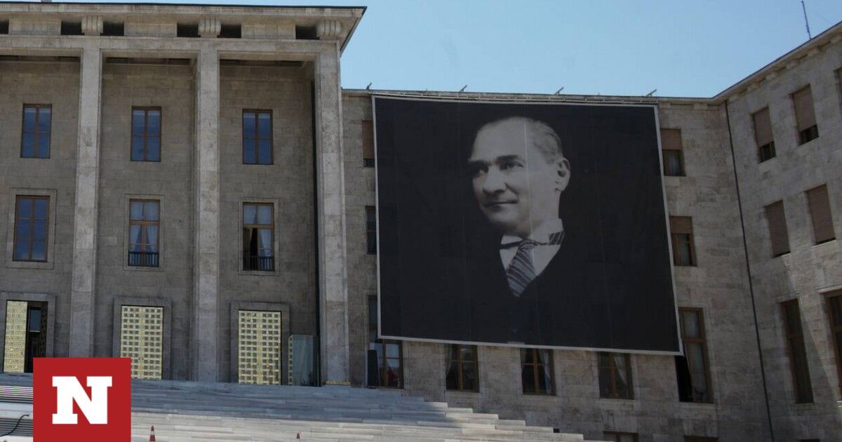 Οι σειρήνες ήχησαν στην Κωνσταντινούπολη για να τιμήσουν τον Κεμάλ ...