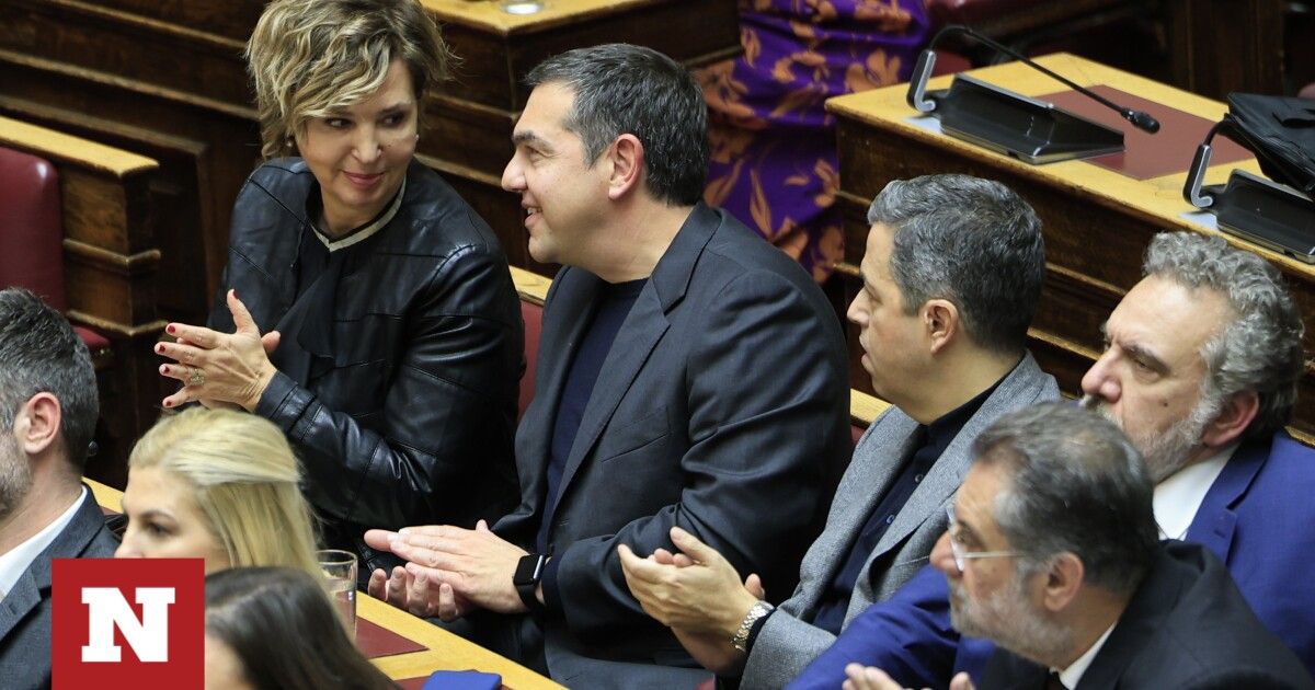 Βουλή: Τα χαμόγελα Τσίπρα - Τσακαλώτου - Φωτογραφικό στιγμιότυπο - Newsbomb