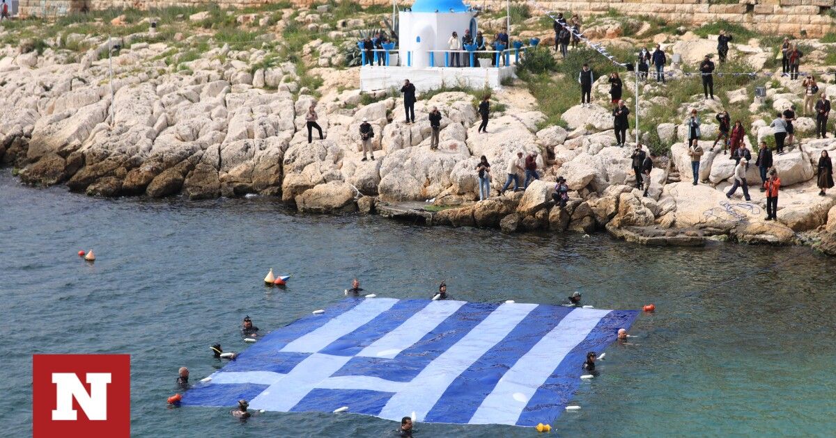 25η Μαρτίου: Στη θάλασσα του Πειραιά τεράστια ελληνική σημαία - Newsbomb